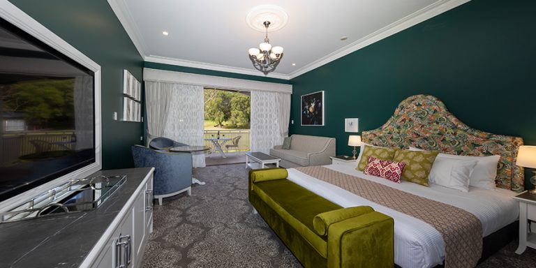 King Bath Suite - Grand Mercure Basildene Manor